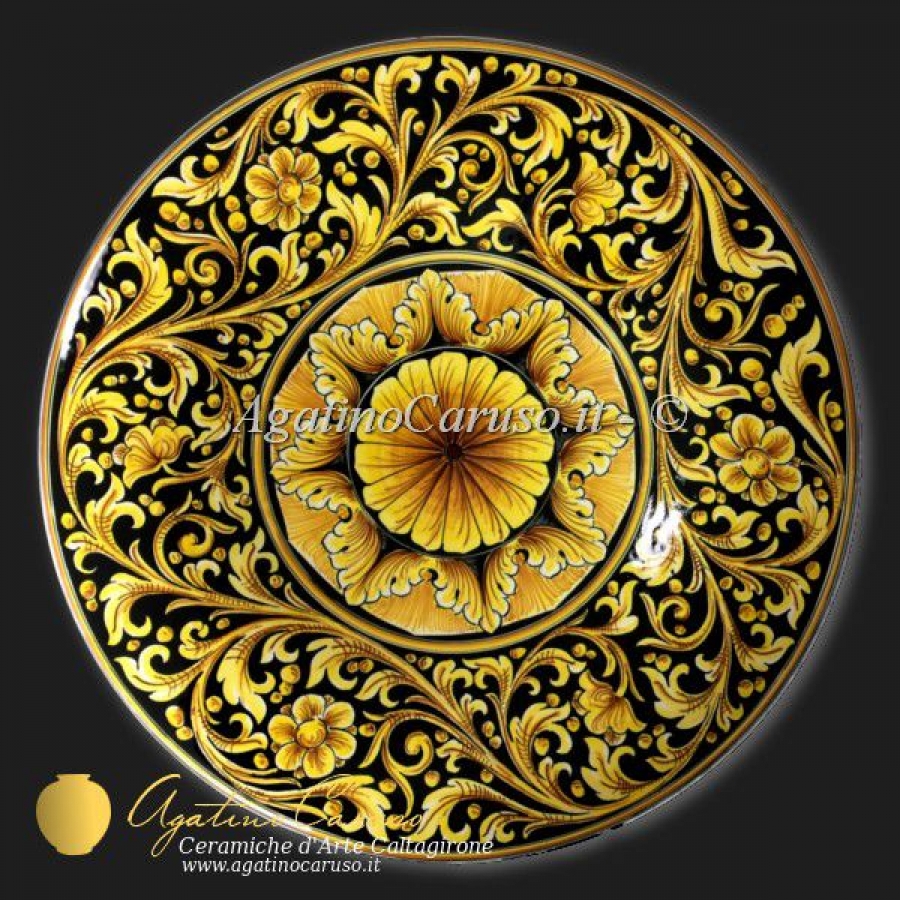 Piatti decorati in ceramica di Caltagirone dipinti a mano. Ornato fondo ...