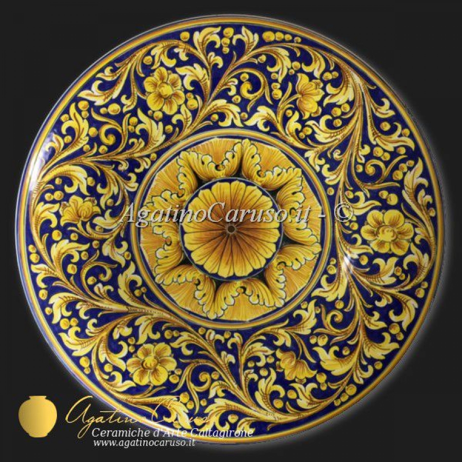 Piatti decorati in ceramica di Caltagirone dipinti a mano.Ornato fondo blu