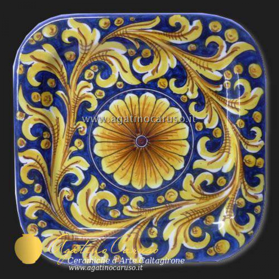 Piatti quadrati decorati in ceramica di Caltagirone dipinti a mano.